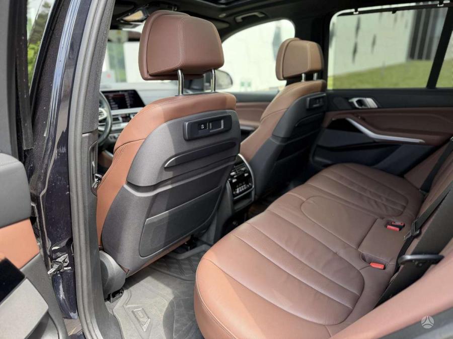 Black BMW X5 2019 in Vilnius, with an engine capacity of 3.00 L and mileage of 188 thousand km for 40499 €, photo 12 on AUTOMOTO.COM.LV