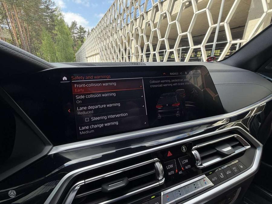 Black BMW X5 2019 in Vilnius, with an engine capacity of 3.00 L and mileage of 188 thousand km for 40499 €, photo 18 on AUTOMOTO.COM.LV
