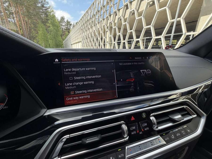 Black BMW X5 2019 in Vilnius, with an engine capacity of 3.00 L and mileage of 188 thousand km for 40499 €, photo 19 on AUTOMOTO.COM.LV