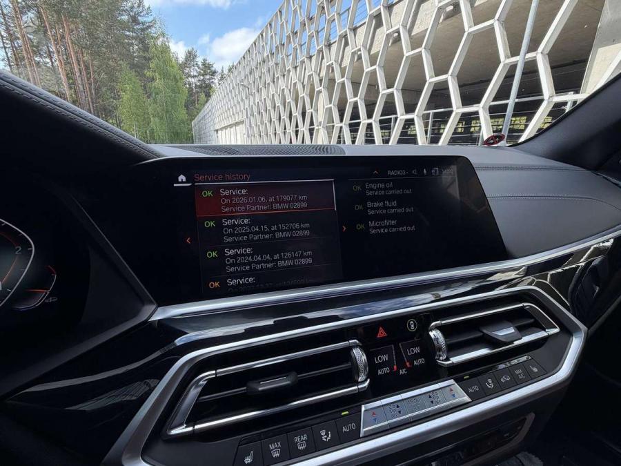 Black BMW X5 2019 in Vilnius, with an engine capacity of 3.00 L and mileage of 188 thousand km for 40499 €, photo 21 on AUTOMOTO.COM.LV
