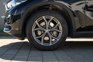 Black BMW X5 2019 in Vilnius, with an engine capacity of 3.00 L and mileage of 212 thousand km for 31200 €, photo 5 on AUTOMOTO.COM.LV