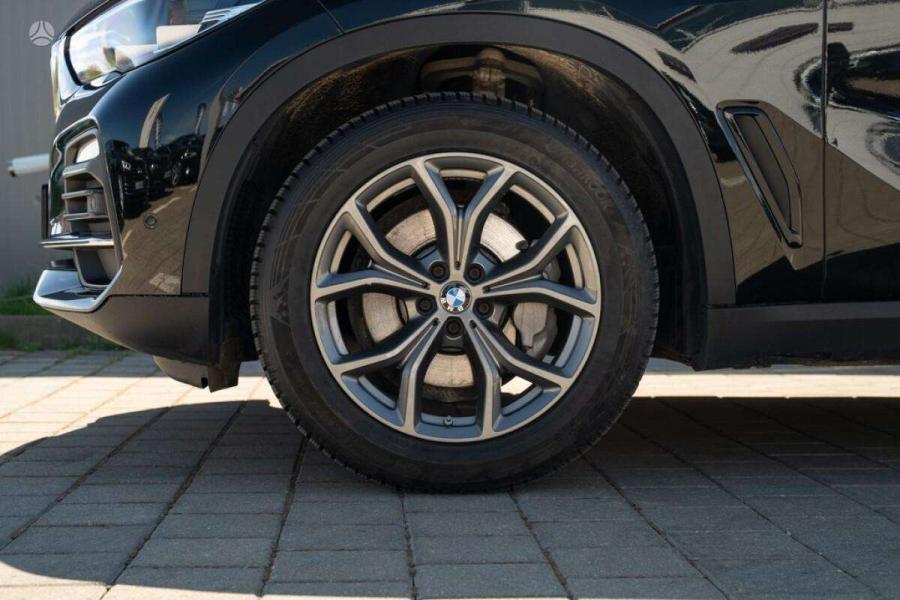 Black BMW X5 2019 in Vilnius, with an engine capacity of 3.00 L and mileage of 212 thousand km for 31200 €, photo 5 on AUTOMOTO.COM.LV