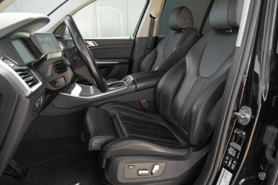 Black BMW X5 2019 in Vilnius, with an engine capacity of 3.00 L and mileage of 212 thousand km for 31200 €, photo 9 on AUTOMOTO.COM.LV
