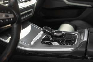 Black BMW X5 2019 in Vilnius, with an engine capacity of 3.00 L and mileage of 212 thousand km for 31200 €, photo 11 on AUTOMOTO.COM.LV