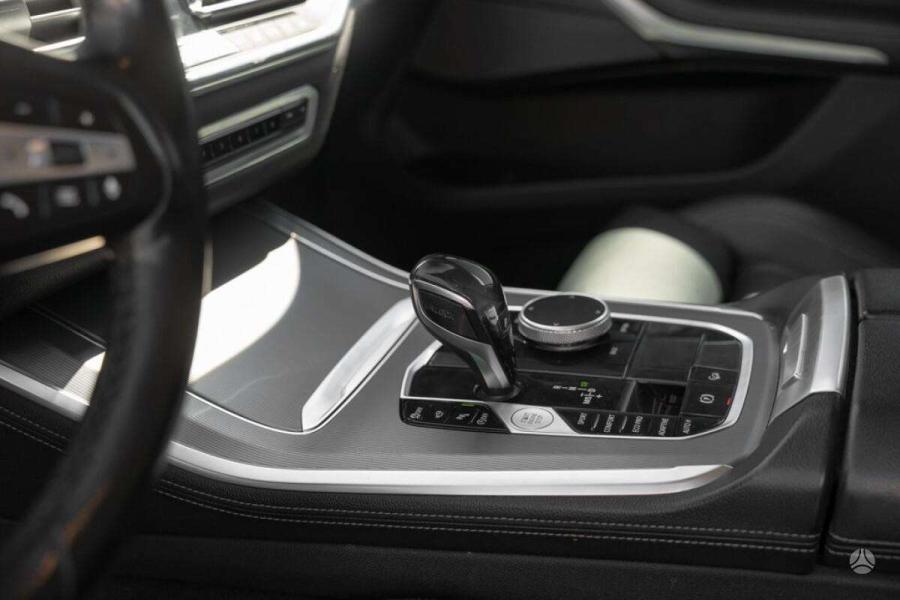 Black BMW X5 2019 in Vilnius, with an engine capacity of 3.00 L and mileage of 212 thousand km for 31200 €, photo 11 on AUTOMOTO.COM.LV