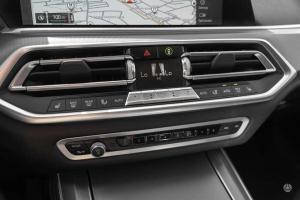 Black BMW X5 2019 in Vilnius, with an engine capacity of 3.00 L and mileage of 212 thousand km for 31200 €, photo 12 on AUTOMOTO.COM.LV