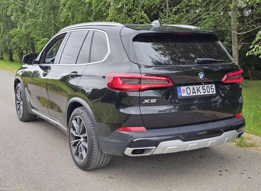 Black BMW X5 2019 in Silute, with an engine capacity of 2.99 L and mileage of 317 thousand km for 29500 €, photo 3 on AUTOMOTO.COM.LV