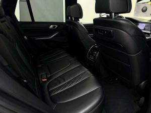 Black BMW X5 2019 in Vilnius, with an engine capacity of 4.40 L and mileage of 252 thousand km for 35290 €, photo 15 on AUTOMOTO.COM.LV
