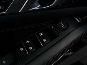 Black BMW X5 2019 in Vilnius, with an engine capacity of 4.40 L and mileage of 252 thousand km for 35290 €, photo 23 on AUTOMOTO.COM.LV