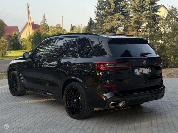 Black BMW X5 2019 in Rokiskis, with an engine capacity of 2.99 L and mileage of 178 thousand km for 35850 €, photo 5 on AUTOMOTO.COM.LV