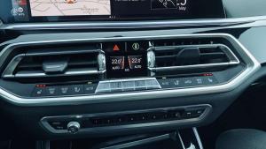 Black BMW X5 2019 in Vilnius, with an engine capacity of 2.99 L and mileage of 220 thousand km for 37200 €, photo 19 on AUTOMOTO.COM.LV