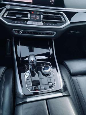 Black BMW X5 2019 in Vilnius, with an engine capacity of 2.99 L and mileage of 220 thousand km for 37200 €, photo 24 on AUTOMOTO.COM.LV