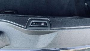 Black BMW X5 2019 in Vilnius, with an engine capacity of 2.99 L and mileage of 220 thousand km for 37200 €, photo 33 on AUTOMOTO.COM.LV