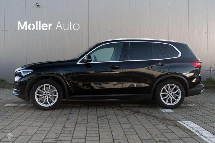 Black BMW X5 2020 in Vilnius, with an engine capacity of 3.00 L and mileage of 107 thousand km for 43250 €, photo 3 on AUTOMOTO.COM.LV
