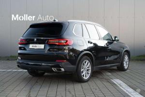 Black BMW X5 2020 in Vilnius, with an engine capacity of 3.00 L and mileage of 107 thousand km for 43250 €, photo 6 on AUTOMOTO.COM.LV