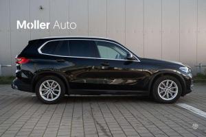 Black BMW X5 2020 in Vilnius, with an engine capacity of 3.00 L and mileage of 107 thousand km for 43250 €, photo 7 on AUTOMOTO.COM.LV