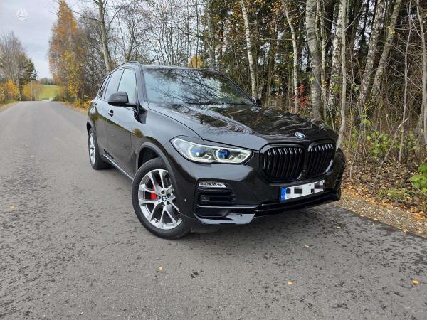 Black BMW X5 2020 in Vilnius, with an engine capacity of 3.00 L and mileage of 48 thousand km for 37000 €, photo 3 on AUTOMOTO.COM.LV