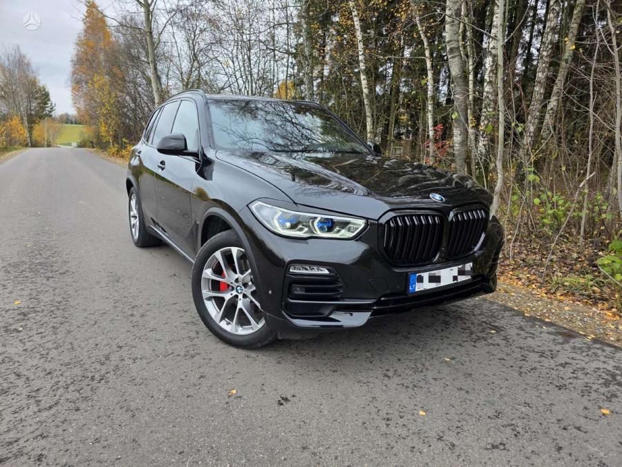 Black BMW X5 2020 in Vilnius, with an engine capacity of 3.00 L and mileage of 48 thousand km for 37000 €, photo 3 on AUTOMOTO.COM.LV