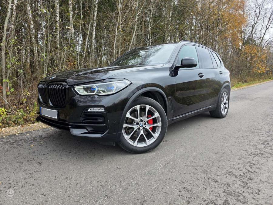 Black BMW X5 2020 in Vilnius, with an engine capacity of 3.00 L and mileage of 48 thousand km for 37000 €, photo 4 on AUTOMOTO.COM.LV