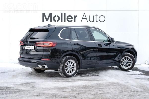 Black BMW X5 2020 in Riga, with an engine capacity of 3.00 L and mileage of 132 thousand km for 39950 €, photo 4 on AUTOMOTO.COM.LV