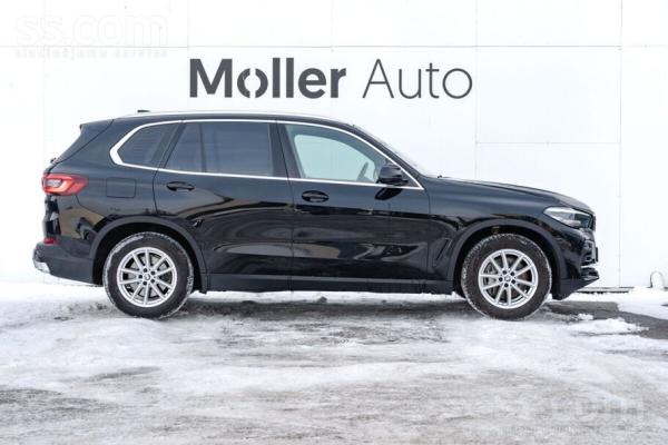 Black BMW X5 2020 in Riga, with an engine capacity of 3.00 L and mileage of 132 thousand km for 39950 €, photo 5 on AUTOMOTO.COM.LV