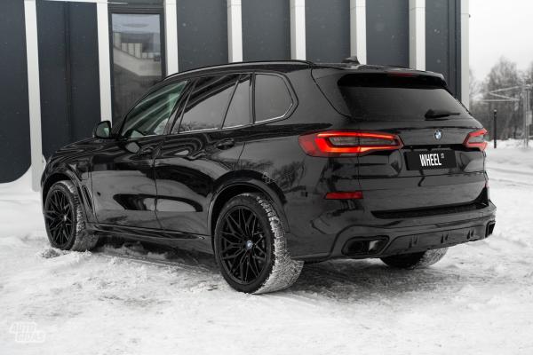 Black BMW X5 2020 in Vilnius, with an engine capacity of 3.00 L and mileage of 111 thousand km for 57990 €, photo 3 on AUTOMOTO.COM.LV