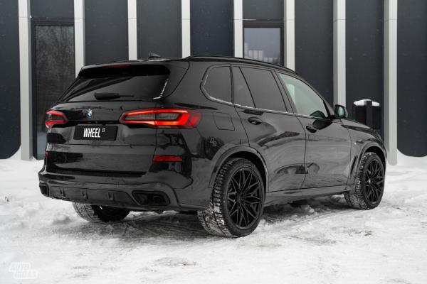 Black BMW X5 2020 in Vilnius, with an engine capacity of 3.00 L and mileage of 111 thousand km for 57990 €, photo 5 on AUTOMOTO.COM.LV