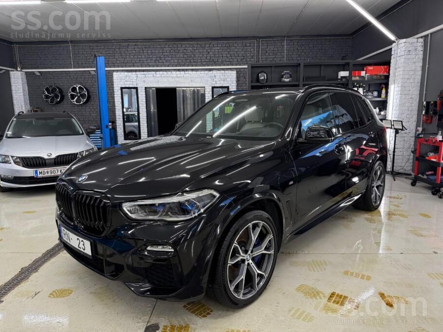 Black BMW X5 2020 in Riga, with an engine capacity of 3.00 L and mileage of 185 thousand km for 46000 €, photo 1 on AUTOMOTO.COM.LV
