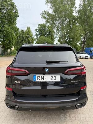 Black BMW X5 2020 in Riga, with an engine capacity of 3.00 L and mileage of 185 thousand km for 46000 €, photo 3 on AUTOMOTO.COM.LV