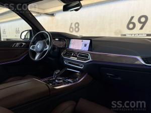 Black BMW X5 2020 in Riga, with an engine capacity of 3.00 L and mileage of 224 thousand km for 41990 €, photo 27 on AUTOMOTO.COM.LV
