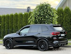 Black BMW X5 2020 in Riga, with an engine capacity of 4.40 L and mileage of 149 thousand km for 49500 €, photo 5 on AUTOMOTO.COM.LV
