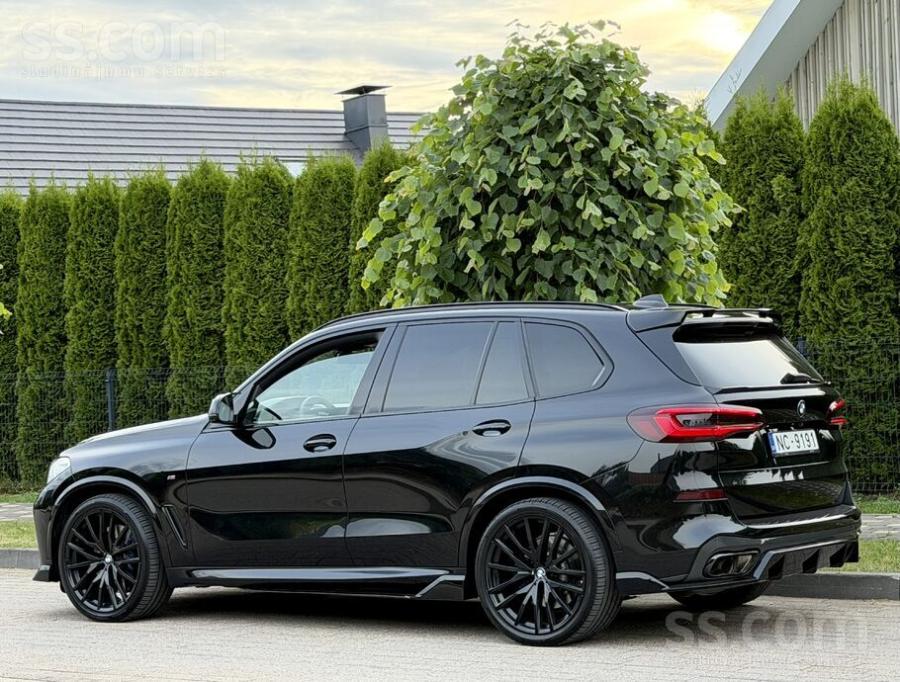 Black BMW X5 2020 in Riga, with an engine capacity of 4.40 L and mileage of 149 thousand km for 49500 €, photo 5 on AUTOMOTO.COM.LV