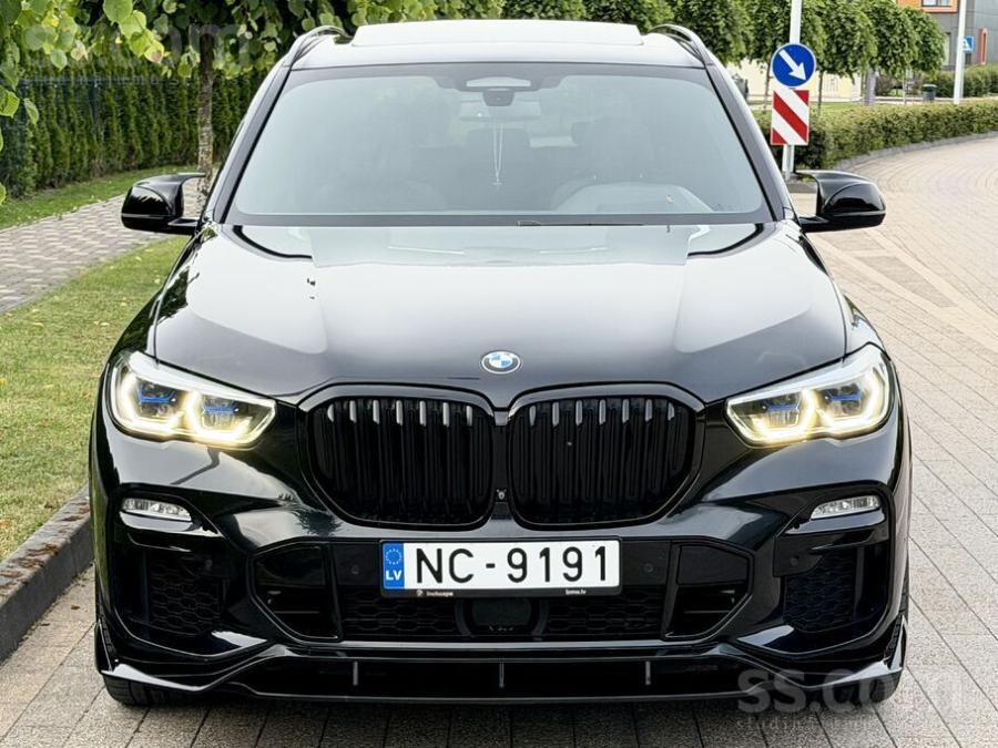 Black BMW X5 2020 in Riga, with an engine capacity of 4.40 L and mileage of 149 thousand km for 49500 €, photo 10 on AUTOMOTO.COM.LV