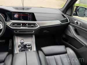 Black BMW X5 2020 in Riga, with an engine capacity of 4.40 L and mileage of 149 thousand km for 49500 €, photo 17 on AUTOMOTO.COM.LV