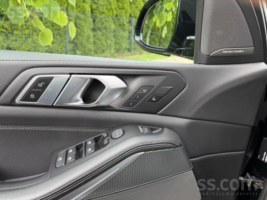 Black BMW X5 2020 in Riga, with an engine capacity of 4.40 L and mileage of 149 thousand km for 49500 €, photo 25 on AUTOMOTO.COM.LV