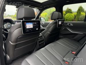 Black BMW X5 2020 in Riga, with an engine capacity of 4.40 L and mileage of 149 thousand km for 49500 €, photo 28 on AUTOMOTO.COM.LV