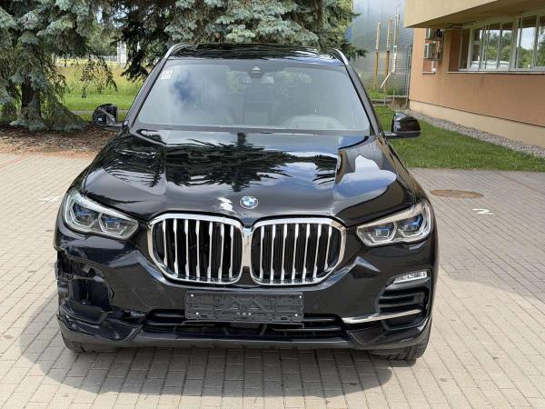 Black BMW X5 2020 in Kaunas, with an engine capacity of 3.00 L and mileage of 217 thousand km for 27467 €, photo 2 on AUTOMOTO.COM.LV