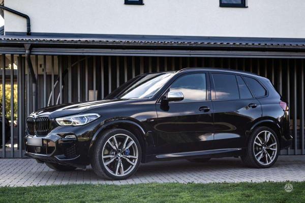 Black BMW X5 2020 in Kaunas, with an engine capacity of 2.99 L and mileage of 95 thousand km for 42500 €, photo 4 on AUTOMOTO.COM.LV