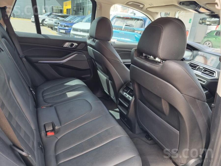 Black BMW X5 2020 in Riga, with an engine capacity of 3.00 L and mileage of 117 thousand km for 34700 €, photo 9 on AUTOMOTO.COM.LV