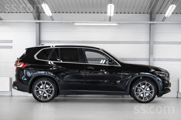 Black BMW X5 2020 in Tukums, with an engine capacity of 3.00 L and mileage of 136 thousand km for 33990 €, photo 4 on AUTOMOTO.COM.LV