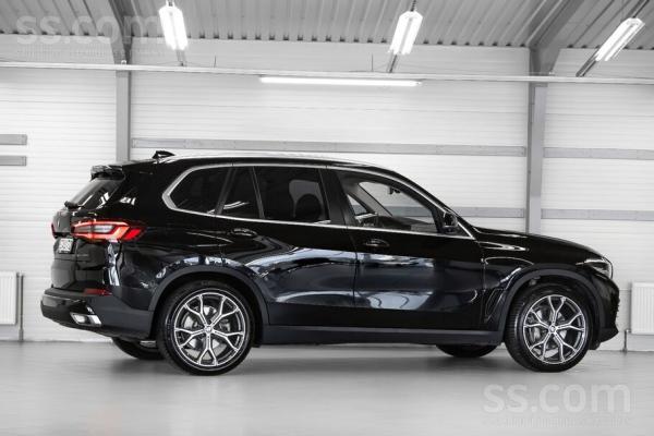 Melns BMW X5 2020 Tukums, ar dzinēja tilpumu 3.00 L un nobraukumu 136 tūkst. km par 33990 €, foto 4 vietnē AUTOMOTO.COM.LV