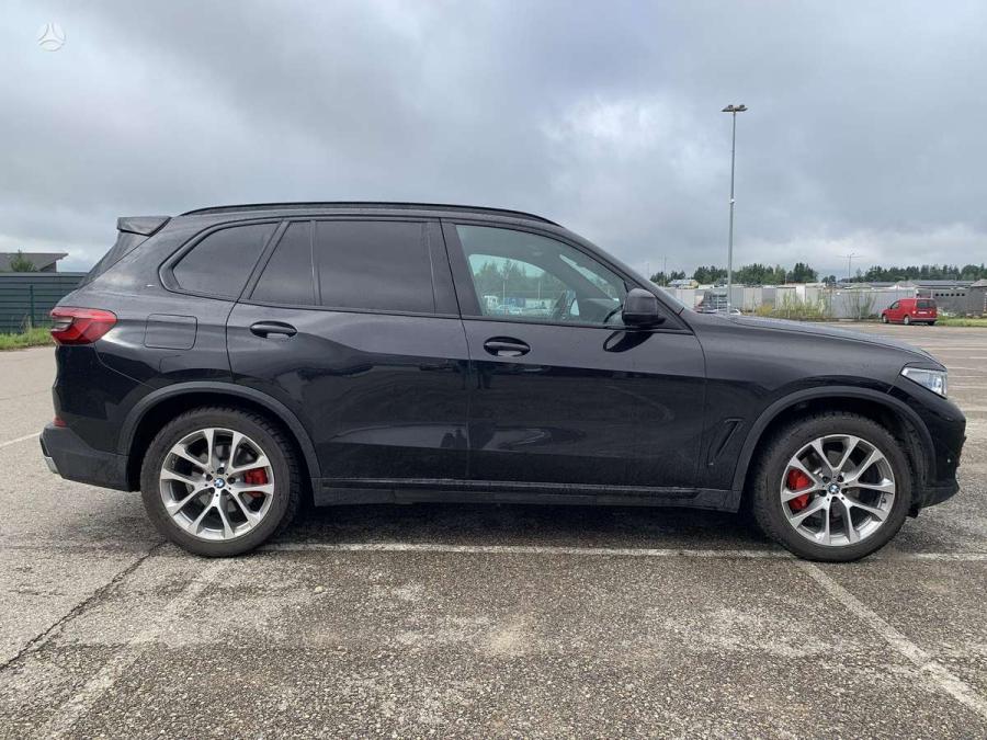Melns BMW X5 2020 Viļņa, ar dzinēja tilpumu 3.00 L un nobraukumu 48 tūkst. km par 34490 €, foto 5 vietnē AUTOMOTO.COM.LV