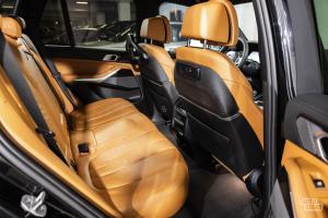 Black BMW X5 2020 in Vilnius, with an engine capacity of 3.00 L and mileage of 174 thousand km for 43991 €, photo 27 on AUTOMOTO.COM.LV