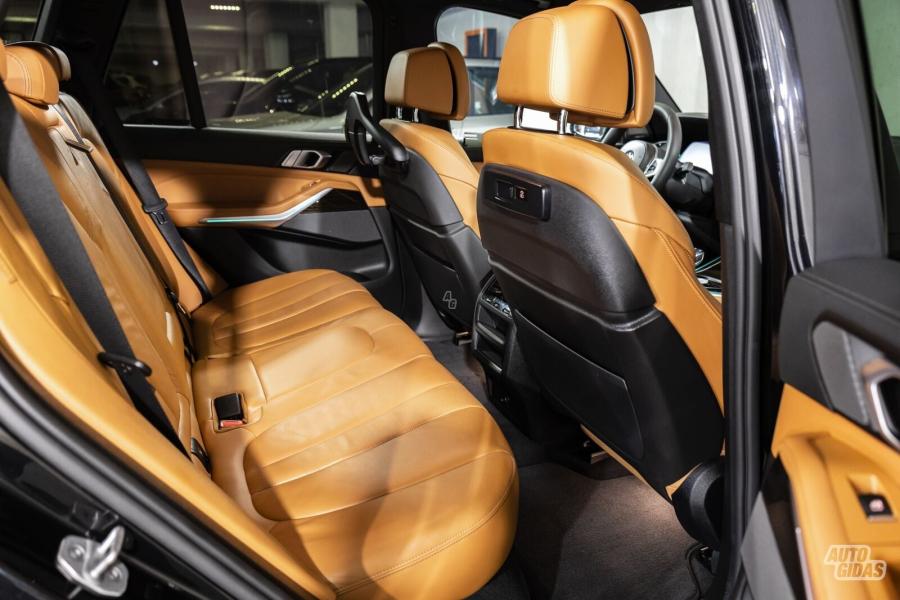 Black BMW X5 2020 in Vilnius, with an engine capacity of 3.00 L and mileage of 174 thousand km for 43991 €, photo 27 on AUTOMOTO.COM.LV