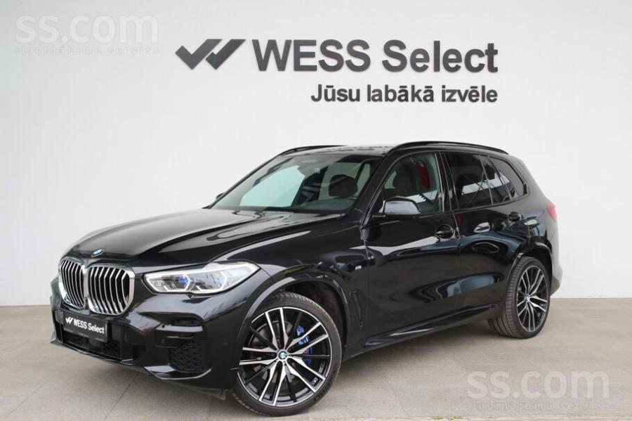 Black BMW X5 2021 in Riga, with an engine capacity of 3.00 L and mileage of 84 thousand km for 56900 €, photo 1 on AUTOMOTO.COM.LV
