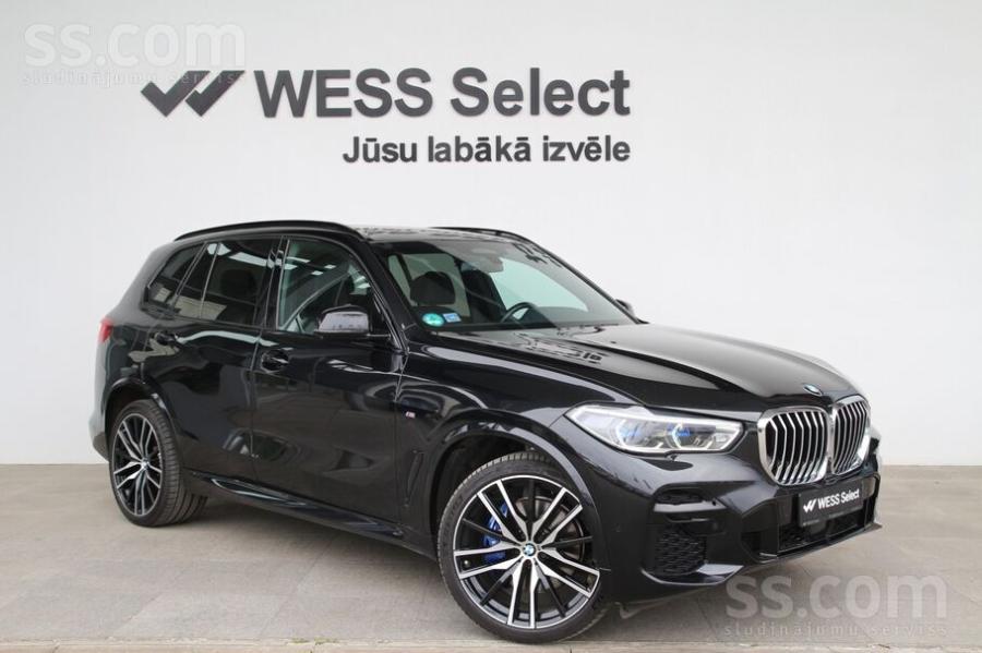 Black BMW X5 2021 in Riga, with an engine capacity of 3.00 L and mileage of 84 thousand km for 56900 €, photo 2 on AUTOMOTO.COM.LV