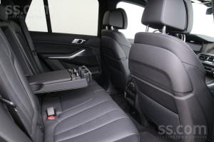 Black BMW X5 2021 in Riga, with an engine capacity of 3.00 L and mileage of 84 thousand km for 56900 €, photo 12 on AUTOMOTO.COM.LV