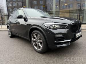 Black BMW X5 2021 in Riga, with an engine capacity of 3.00 L and mileage of 159 thousand km for 37555 €, photo 2 on AUTOMOTO.COM.LV