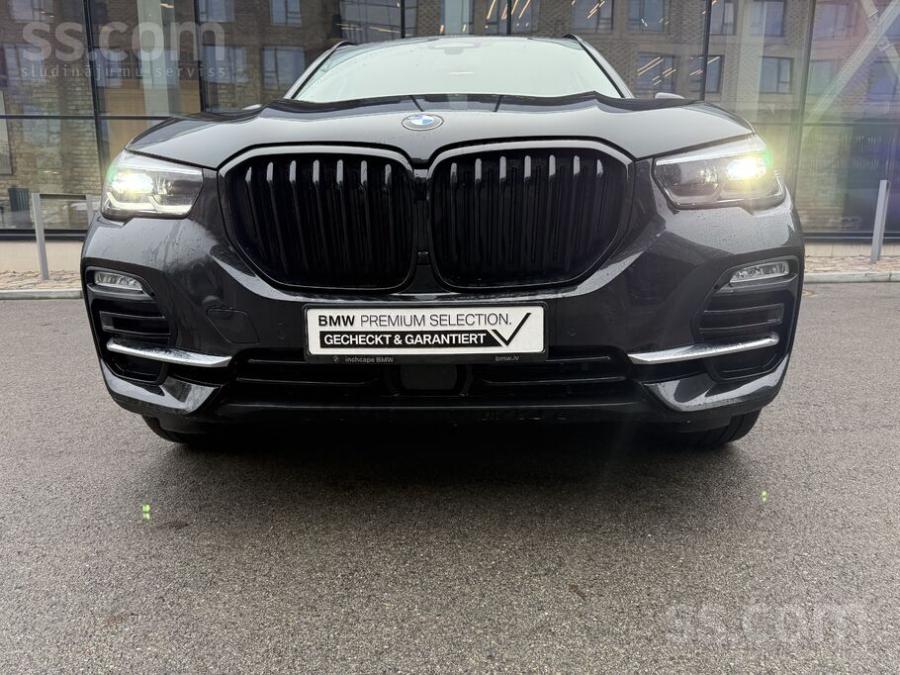 Black BMW X5 2021 in Riga, with an engine capacity of 3.00 L and mileage of 159 thousand km for 37555 €, photo 3 on AUTOMOTO.COM.LV