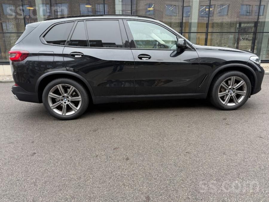 Black BMW X5 2021 in Riga, with an engine capacity of 3.00 L and mileage of 159 thousand km for 37555 €, photo 5 on AUTOMOTO.COM.LV
